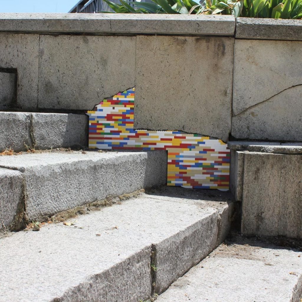 Dispatchwork : Jan Vormann utilise des LEGO pour réparer des murs